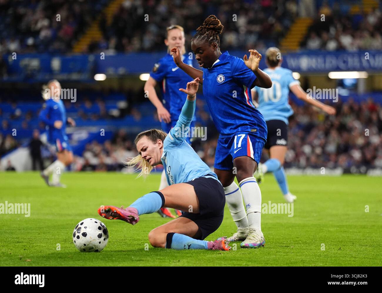 Manchester City's Lauren Hemp (left) and Chelsea's Sandy Baltimore ...