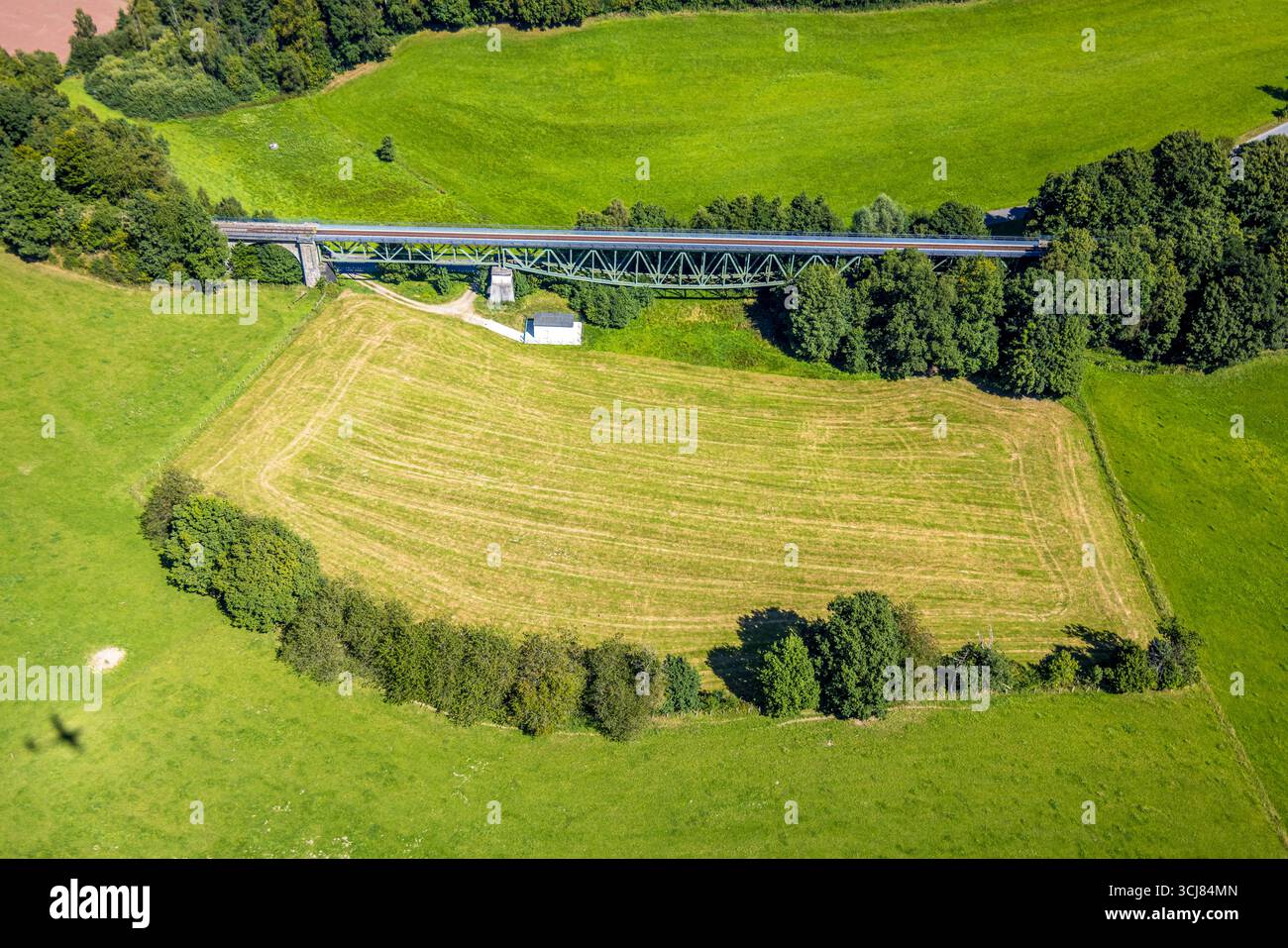 Luftbild, Fischbauchbrücke historische Sehenswürdigkeit, Wiesenfeld und ...