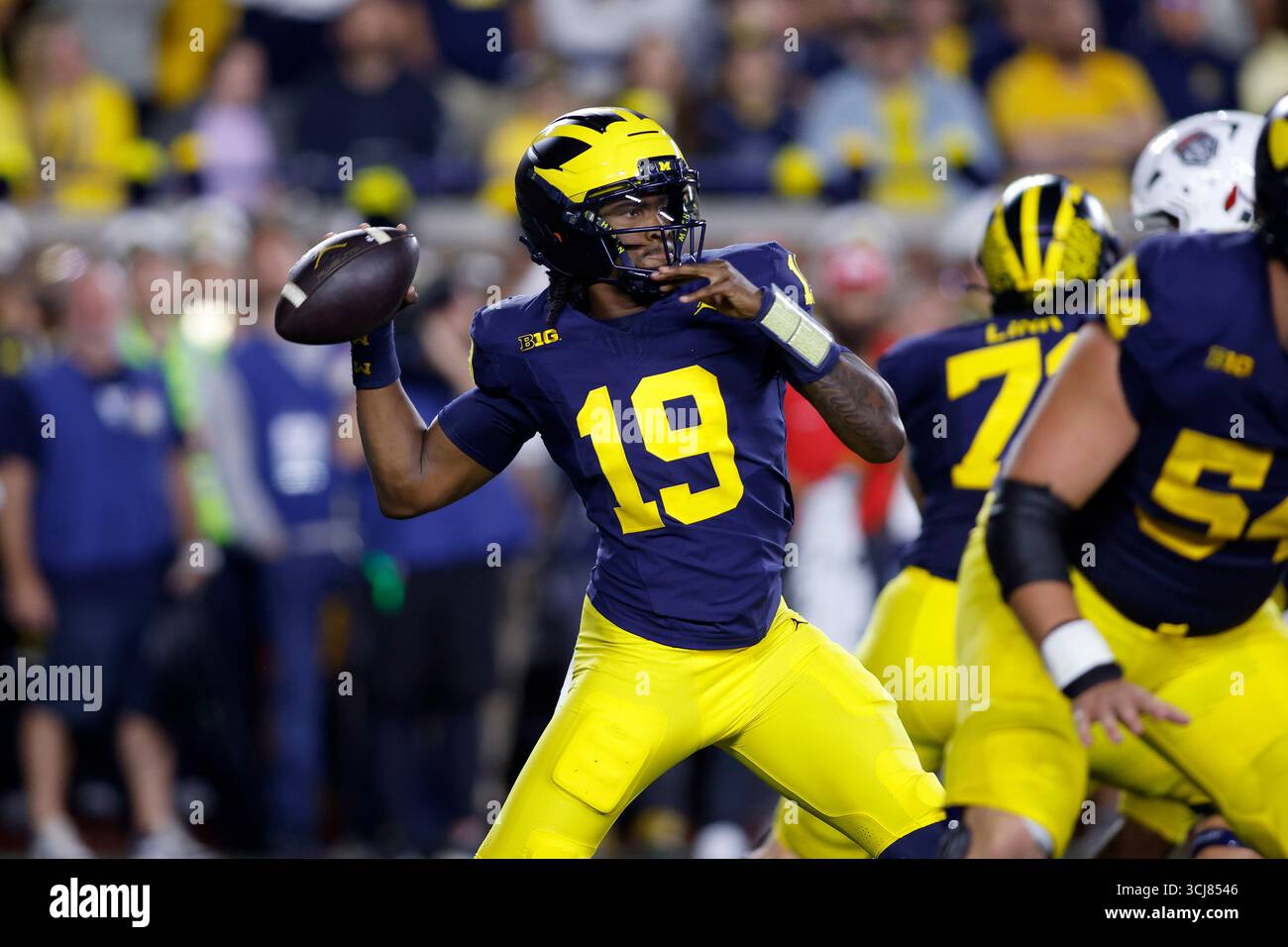 Michigan quarterback Bryce Underwood (19) passes during an NCAA ...