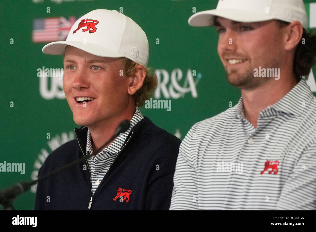 The Great Britain and Ireland team's Luke Poulter, left, speaks with ...