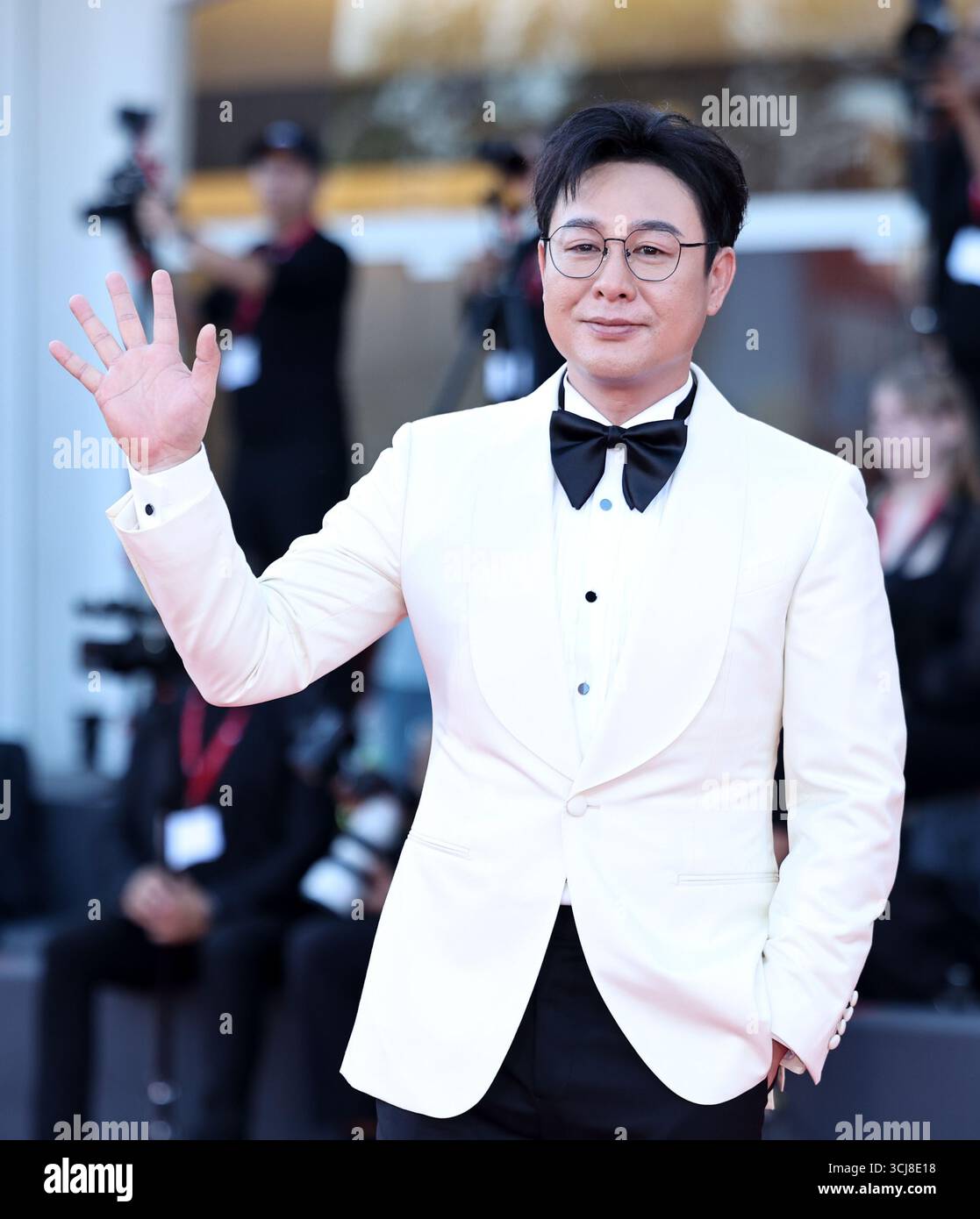 (250905) -- VENICE, Sept. 5, 2025 (Xinhua) -- Zhang Songwen, who stars in the film "The Sun ...