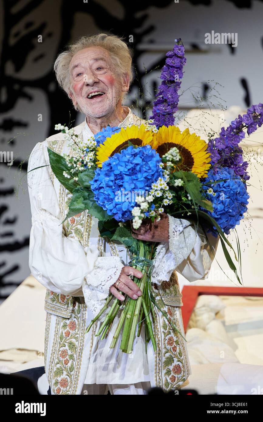 05 September 2025, Berlin: Actor Dieter Hallervorden stands on stage ...