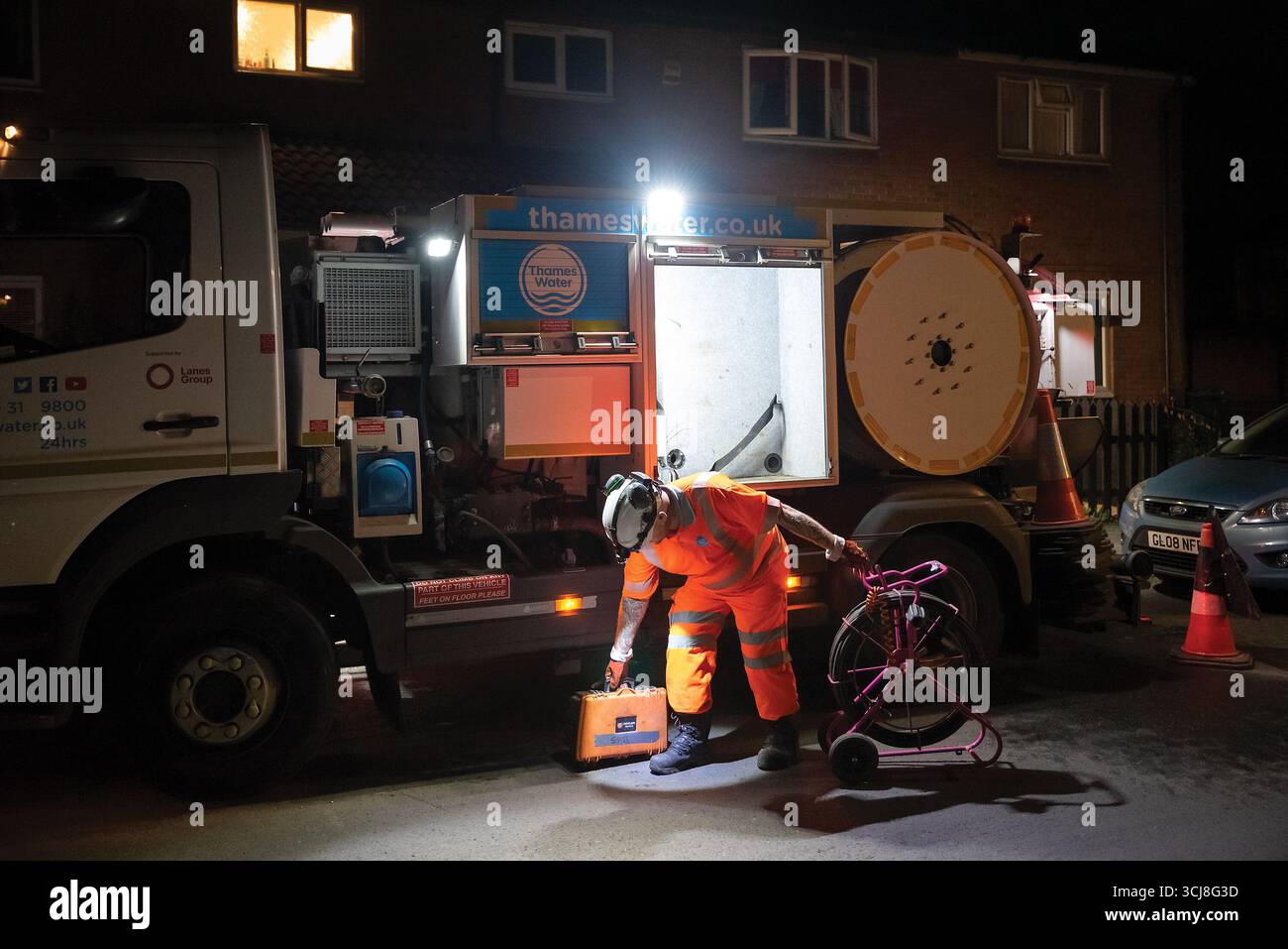 Thames water working into the early evenining hi-res stock photography ...