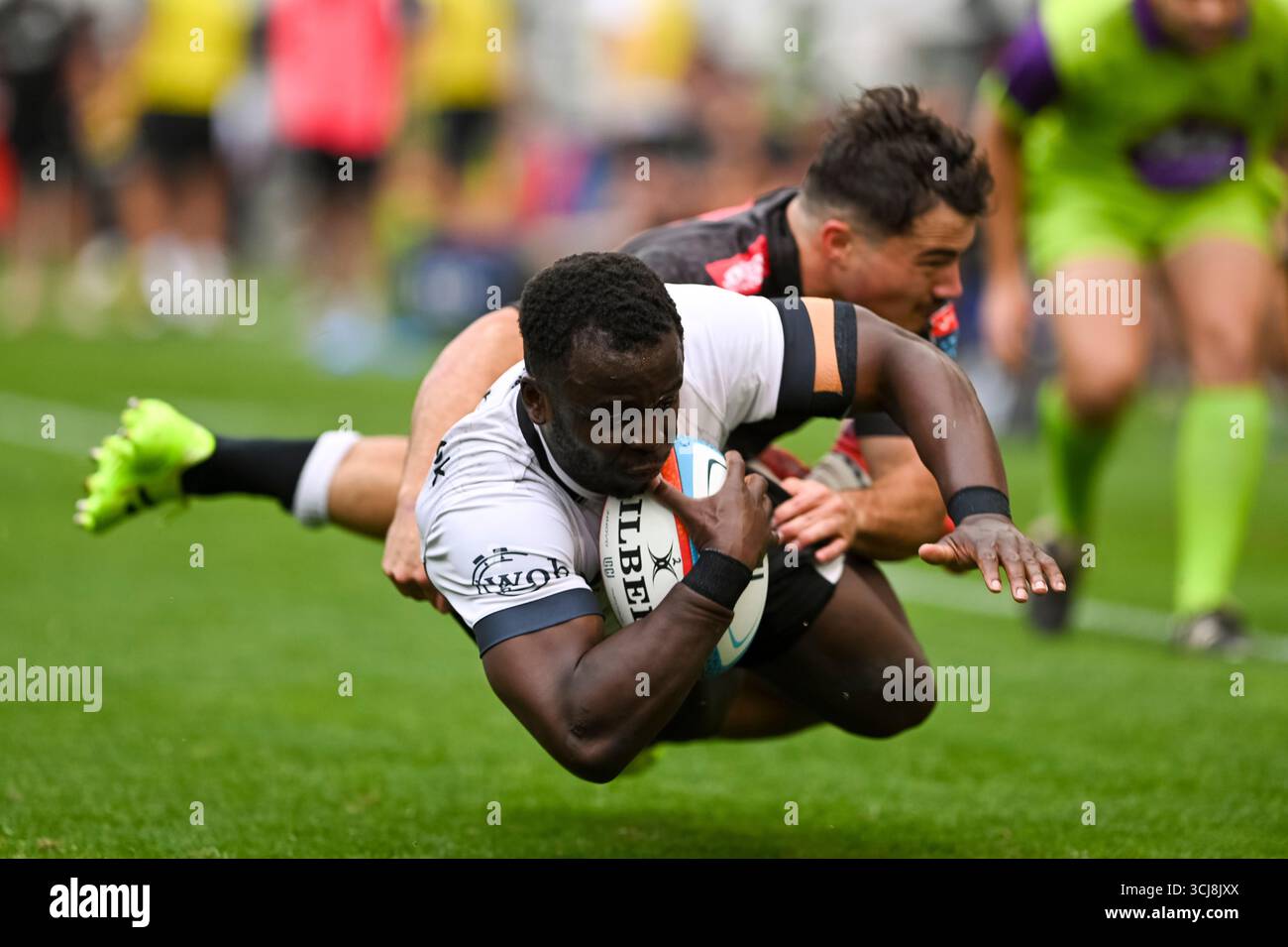 Rotimi Segun of Saracens scoring a try during the match between ...