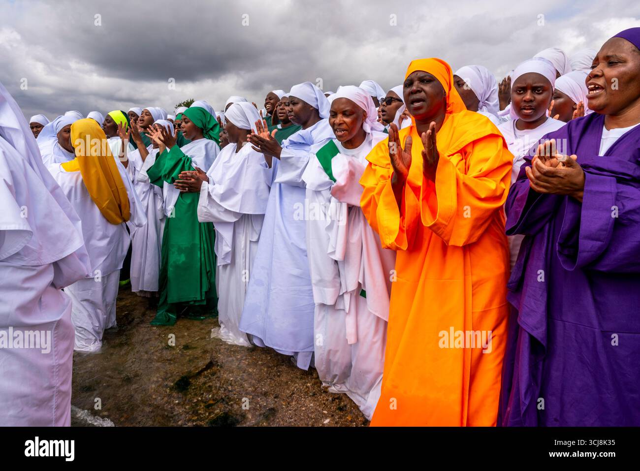 Women From The Apostles of Muchinjikwa Church Sing and Clap On Southend ...