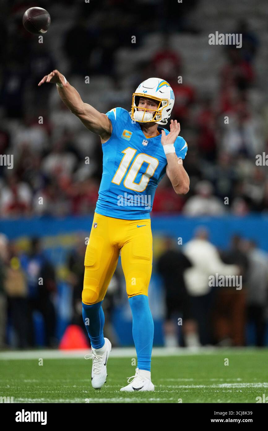 Los Angeles Chargers quarterback Justin Herbert warms up before an NFL ...