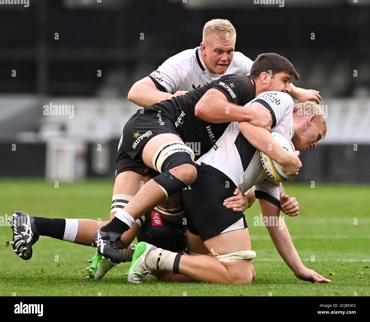 Hugh Tizard of Saracens during the match between Hollywoodbets Sharks ...