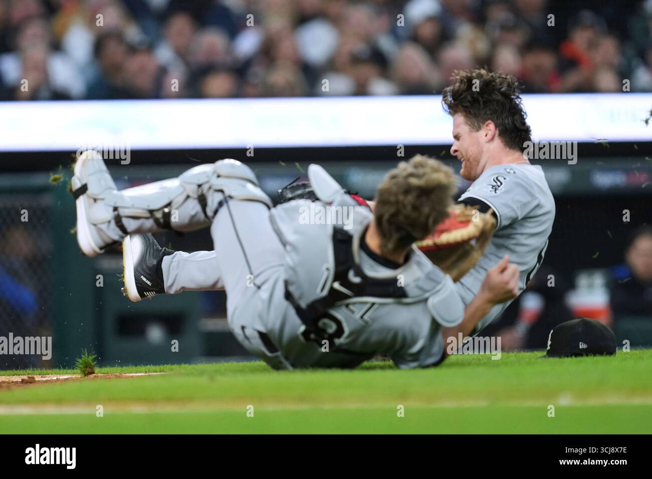 Chicago White Sox catcher Kyle Teel (8) and pitcher Shane Smith (64 ...