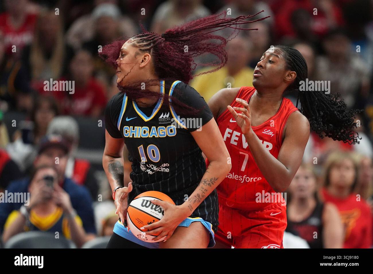 Chicago Sky's Kamilla Cardoso (10) goes to the basket against Indiana ...