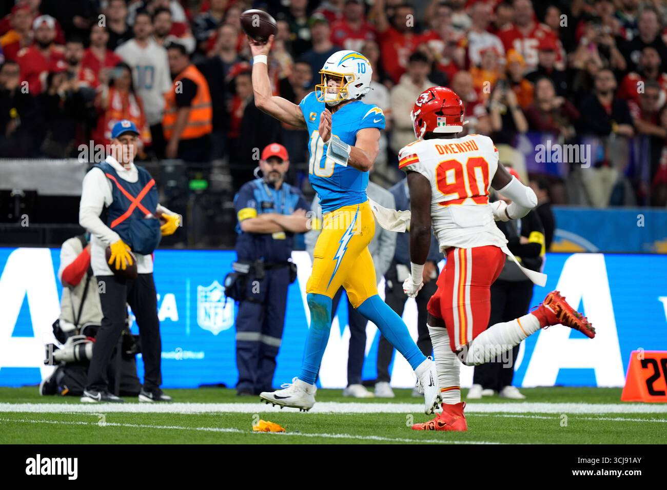 Los Angeles Chargers quarterback Justin Herbert passes against the ...