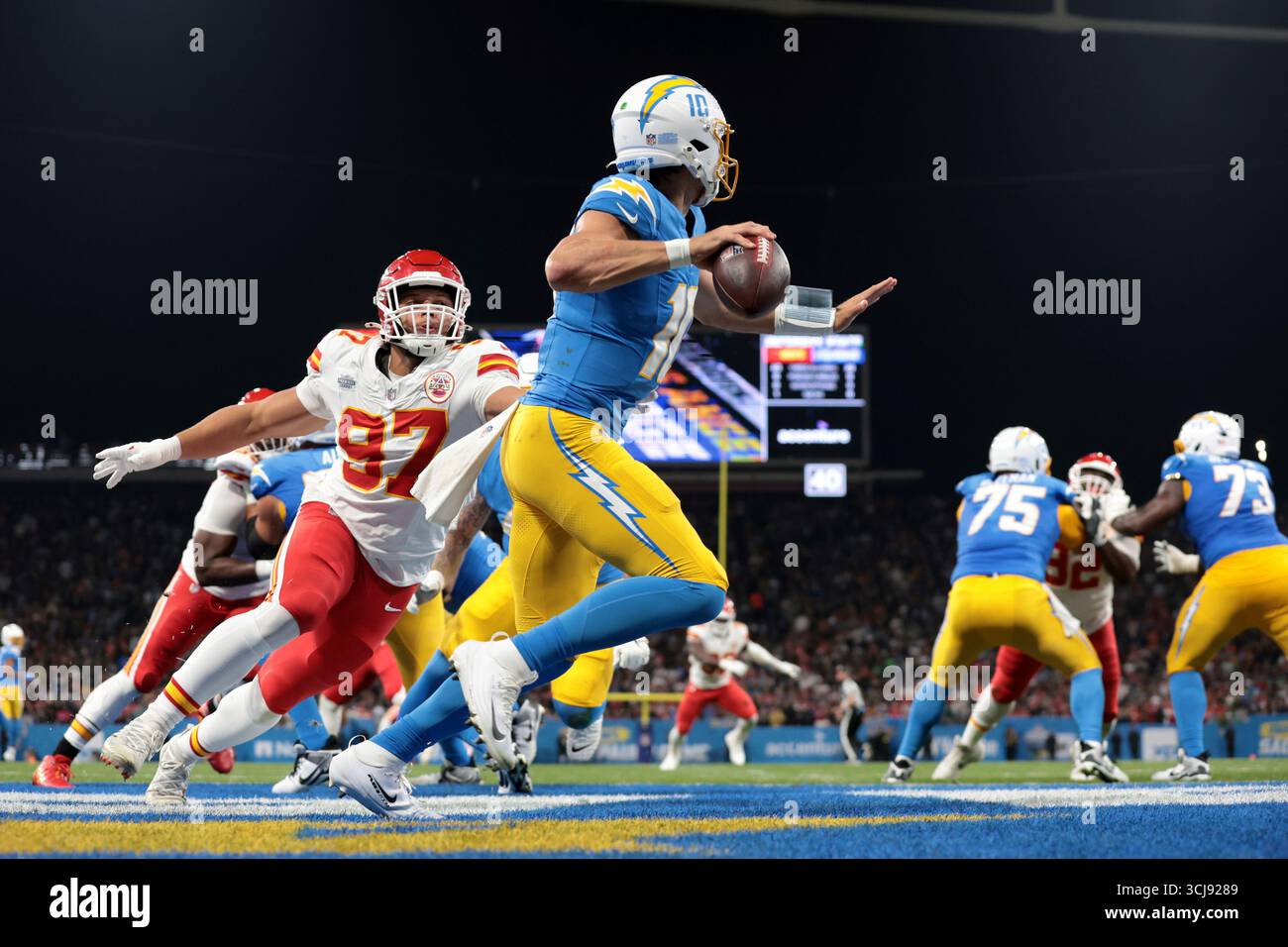 Los Angeles Chargers quarterback Justin Herbert passes against the ...