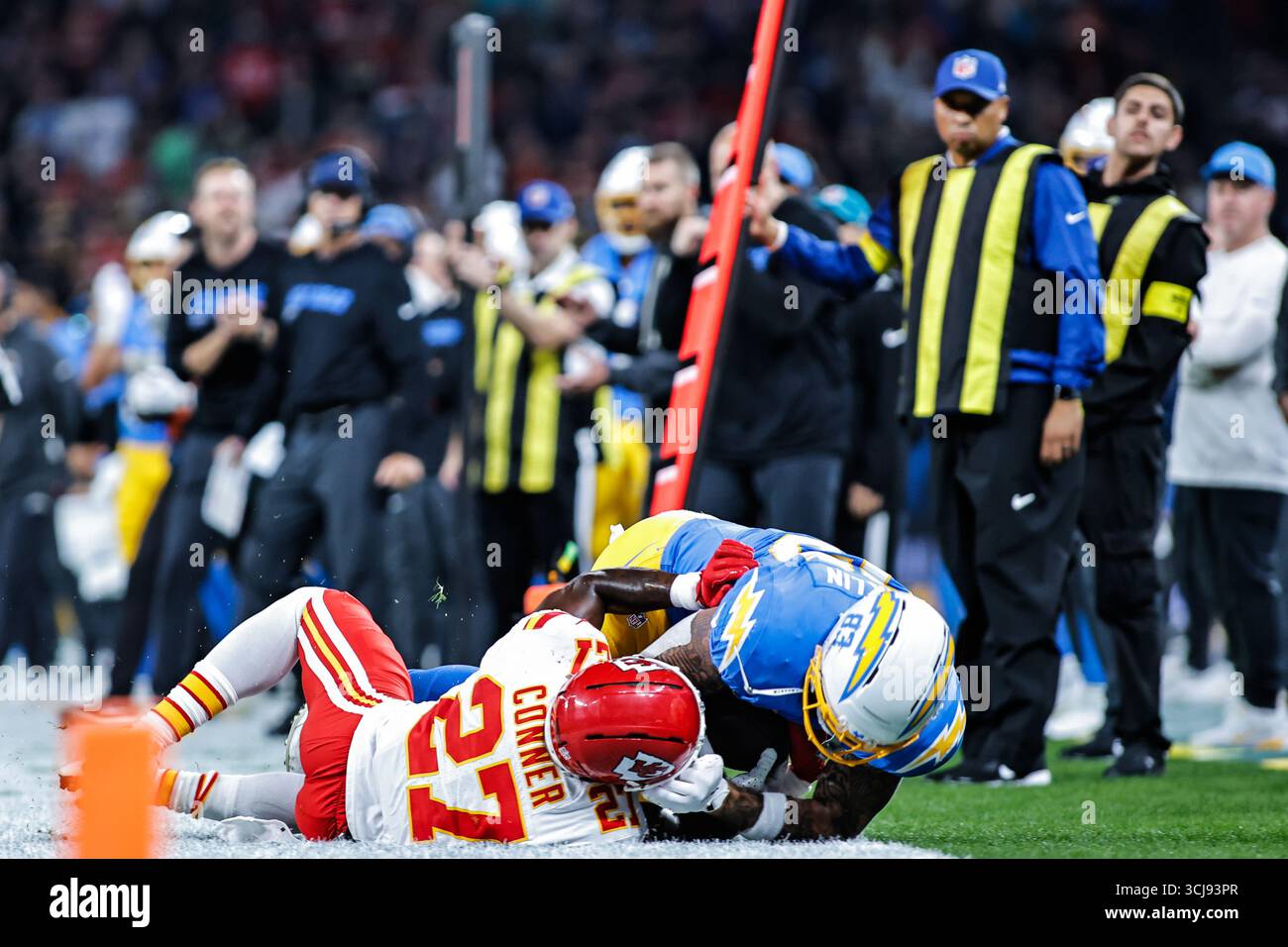 Tyler Conklin of the Los Angeles Chargers (R) and Chamarri Conner of ...