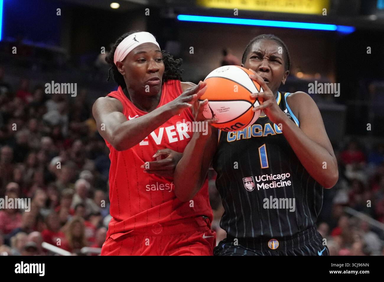 Chicago Sky's Elizabeth Williams (1) is defended by Indiana Fever's ...