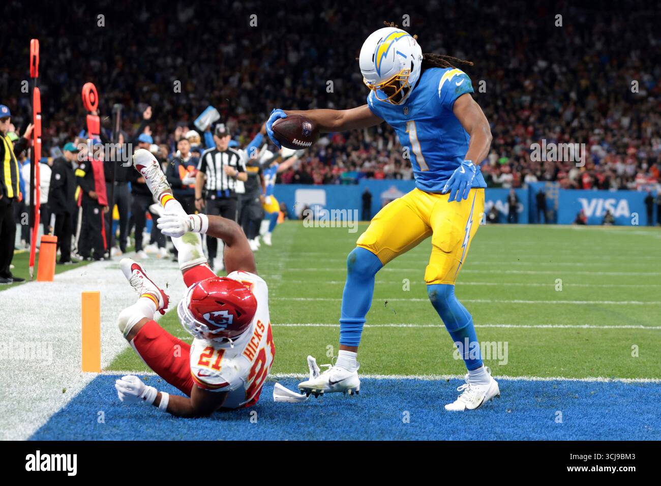 Los Angeles Chargers wide receiver Quentin Johnston scores past Kansas ...