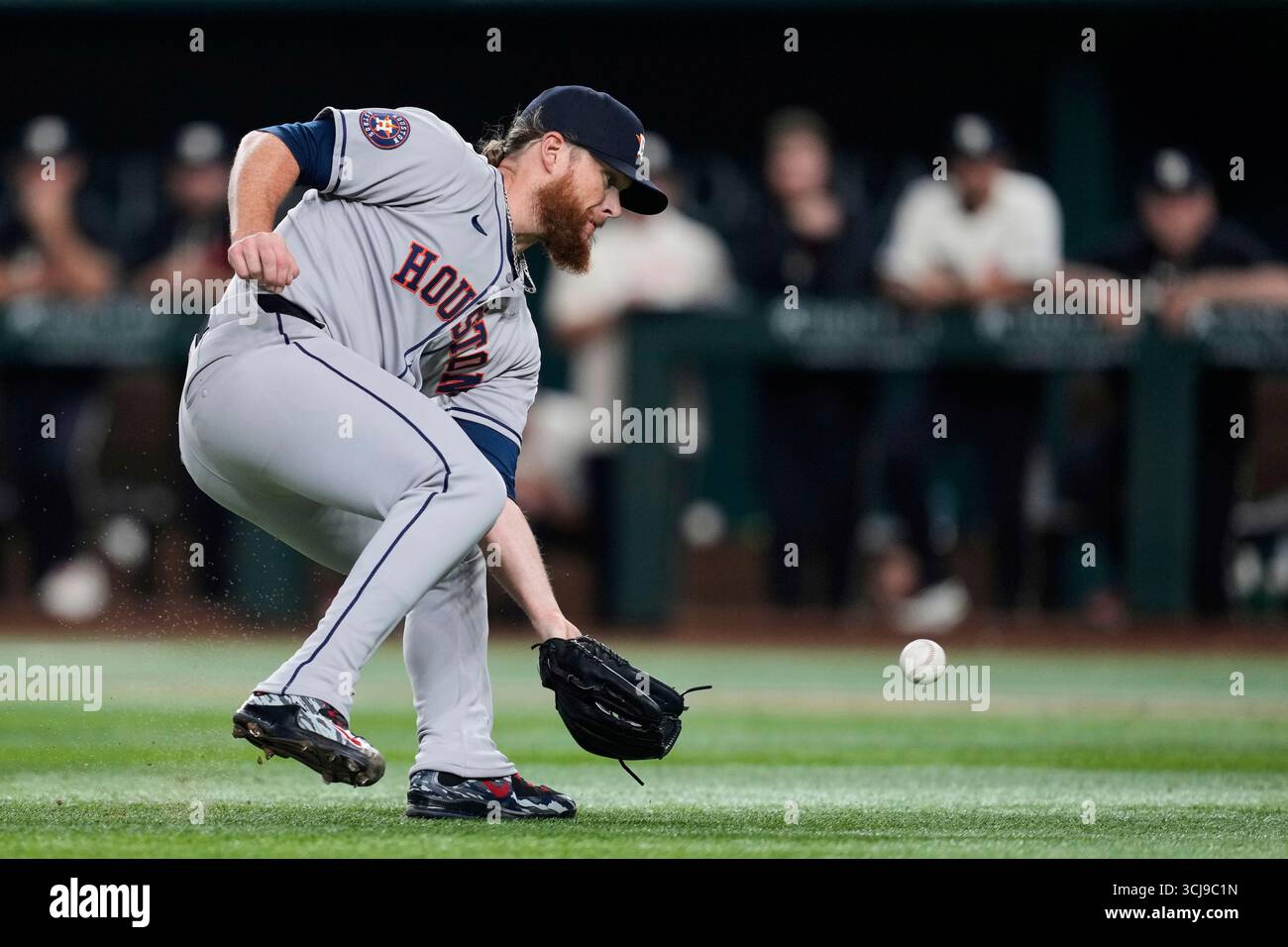 Houston Astros relief pitcher Craig Kimbrel fields a ground out from ...