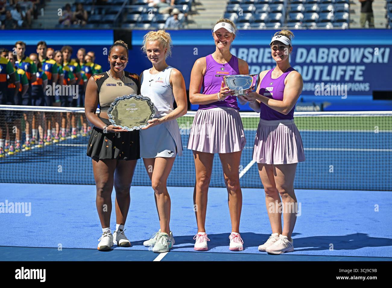 (250906) -- NEW YORK, Sept. 6, 2025 (Xinhua) -- Gabriela Dabrowski (1st ...