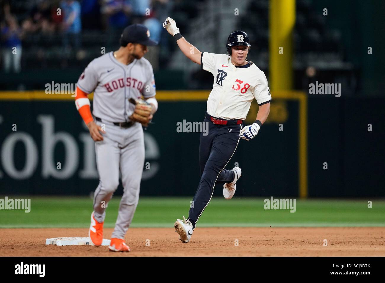 Texas Rangers' Dustin Harris, right, celebrates his game winning double ...