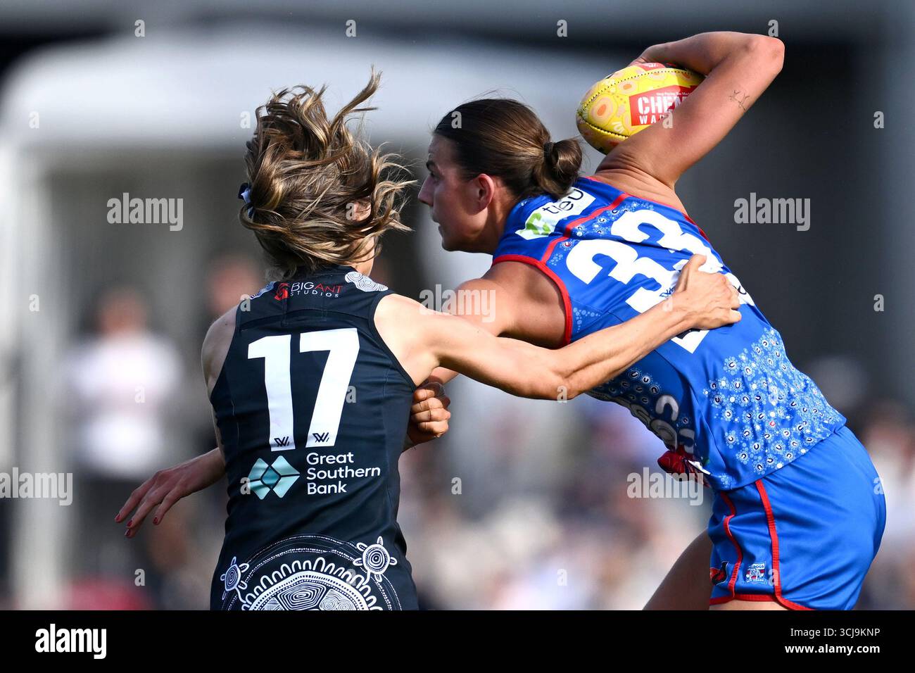 Dayna Finn of Carlton tackles Alice Edmonds of the Bulldogs during the ...