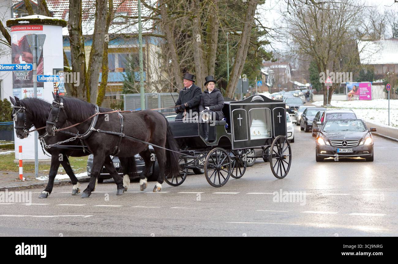 Roma Beerdigung mit schwarzer Kutsche und zwei schwarzen Pferden ...