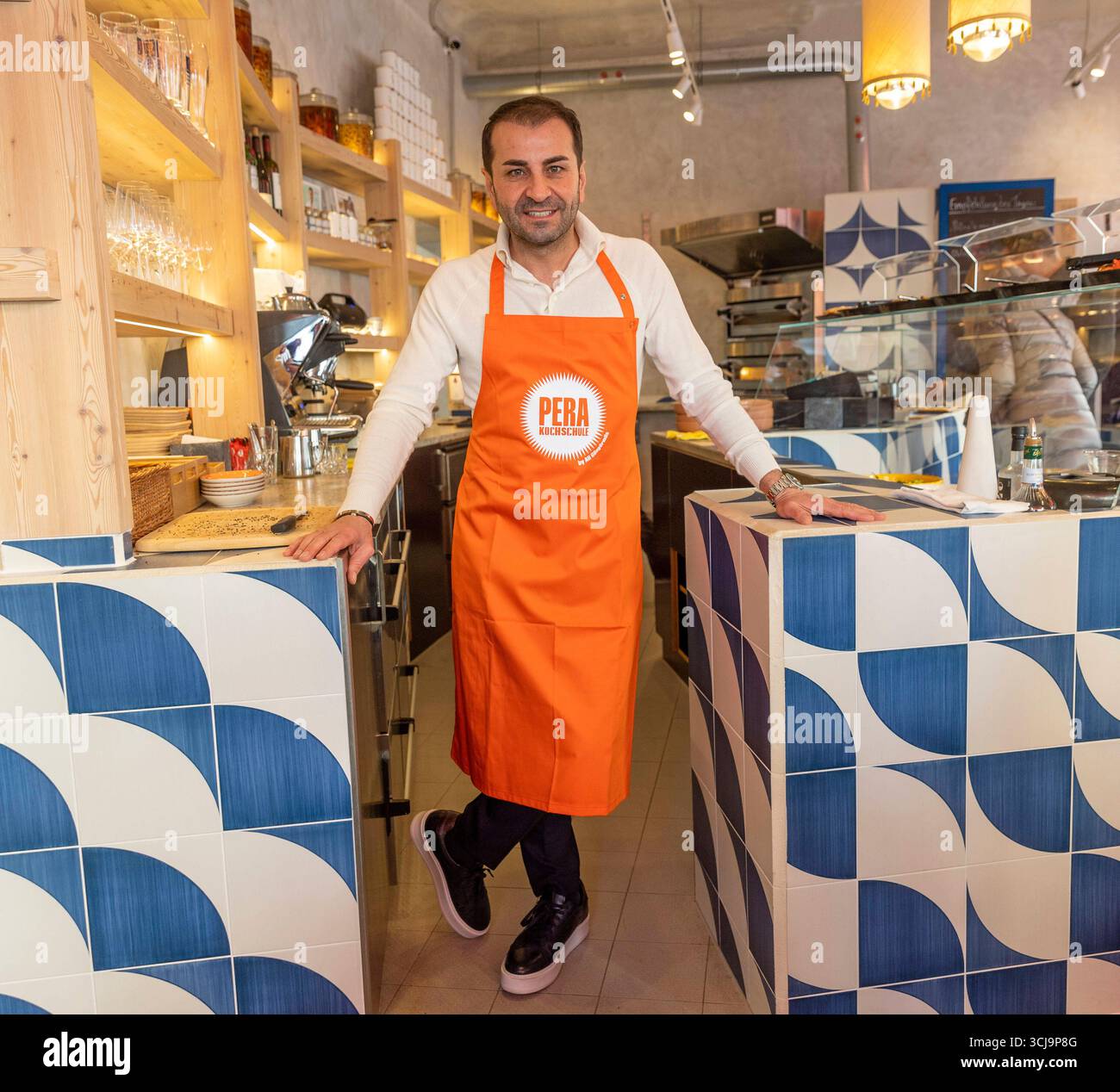 Fernsehkoch Ali Güngörmüs in seinem neuen Restaurant Pera Meze mit ...