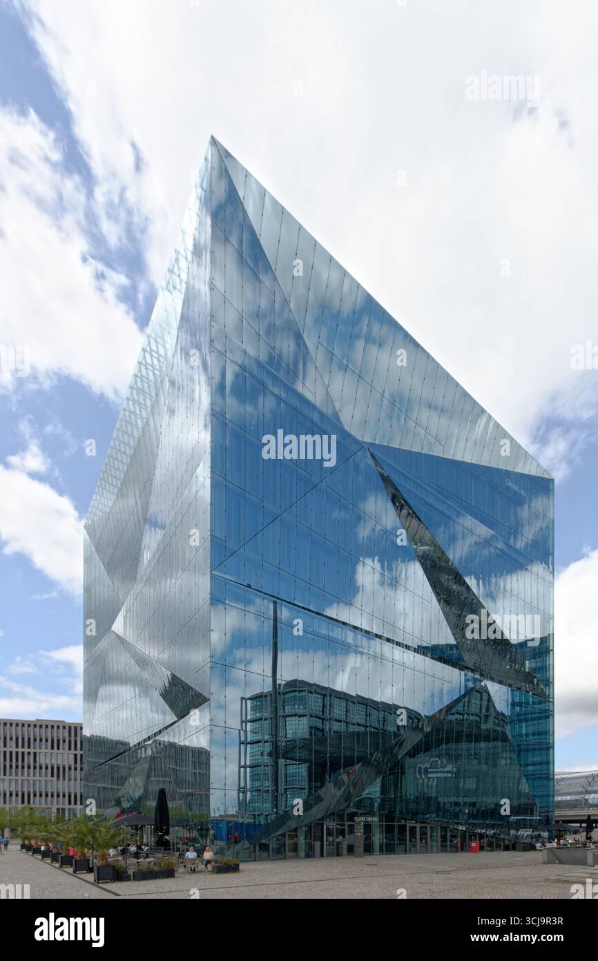Cube berlin modern architecture hi-res stock photography and images - Alamy