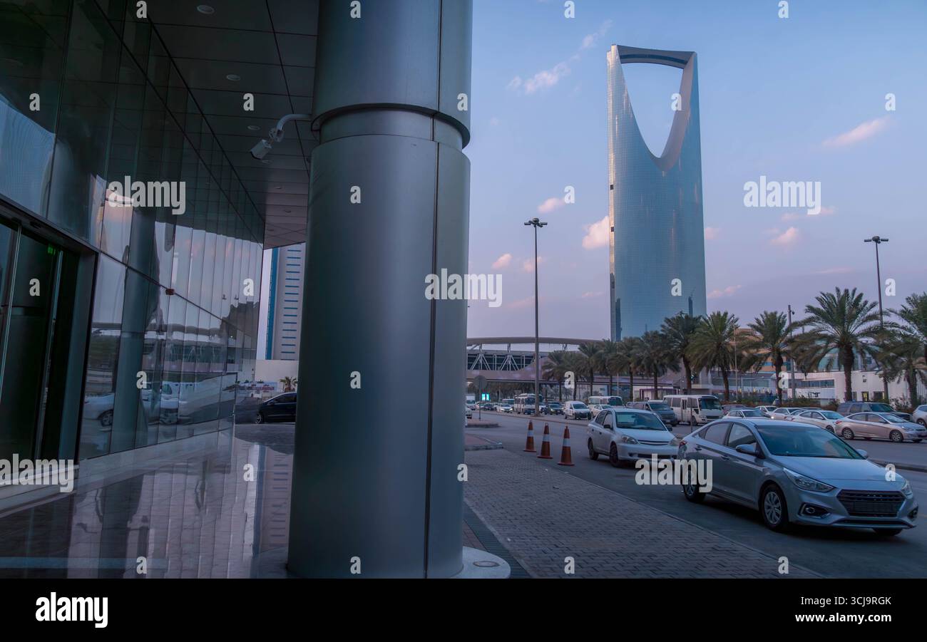 The Kingdom Centre Tower skyscraper in Riyadh, Saudi Arabia Stock Photo ...
