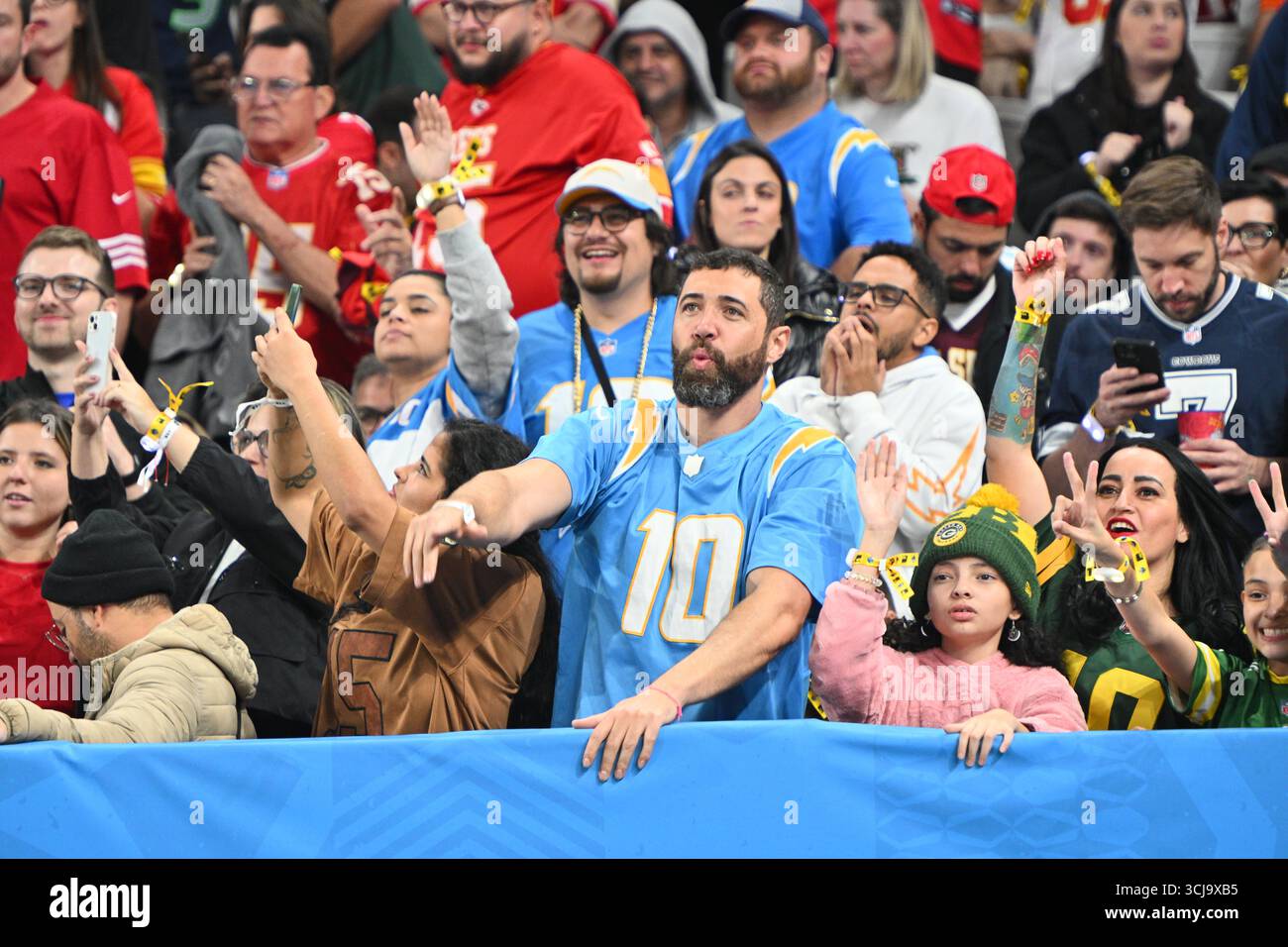 SAO PAULO,BRAZIL - SEPTEMBER 5: Brazilian NFL fans cheer from the ...