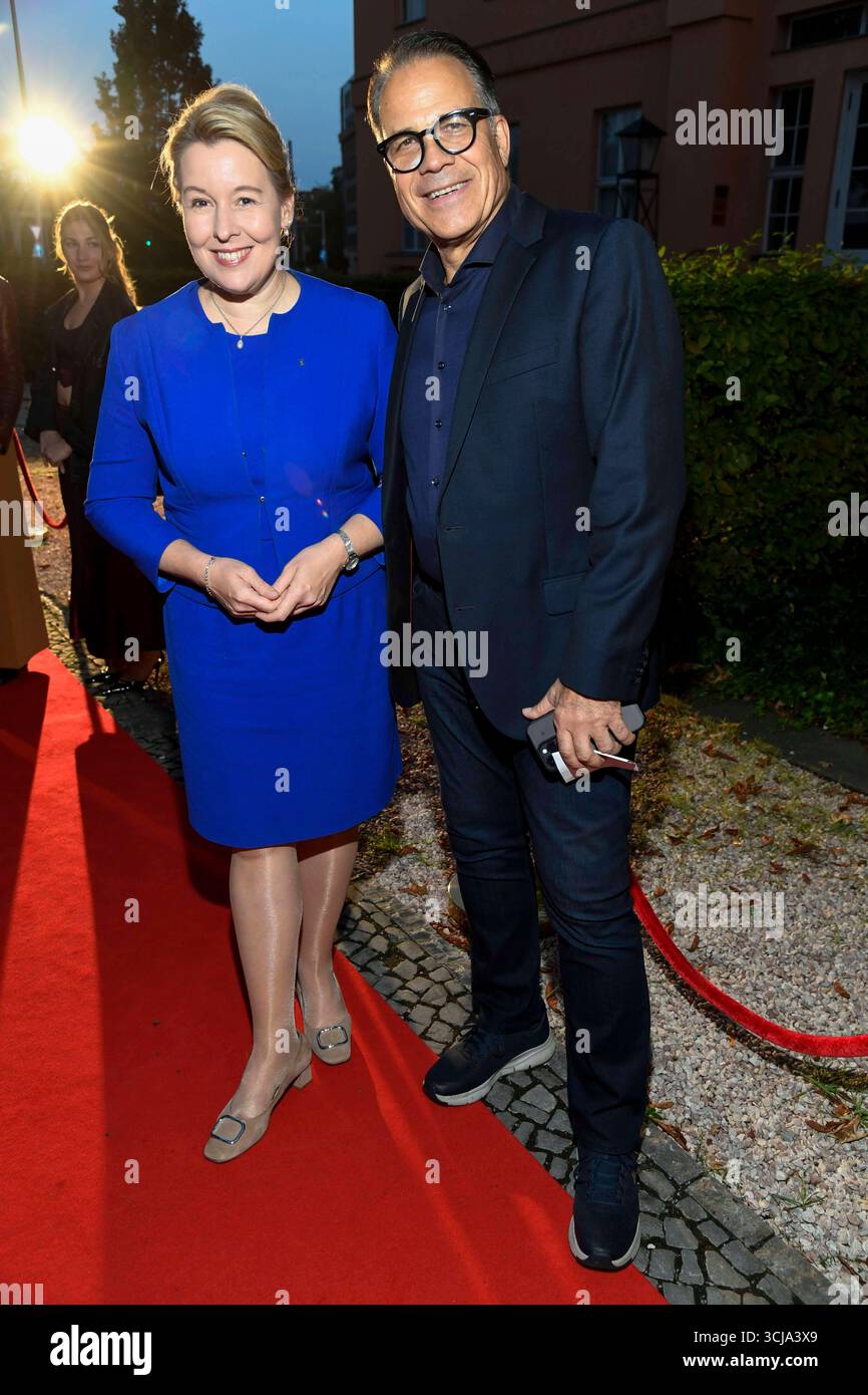 abb Franziska Giffey und Karsten Speck zu Gast bei der Theater Premiere ...