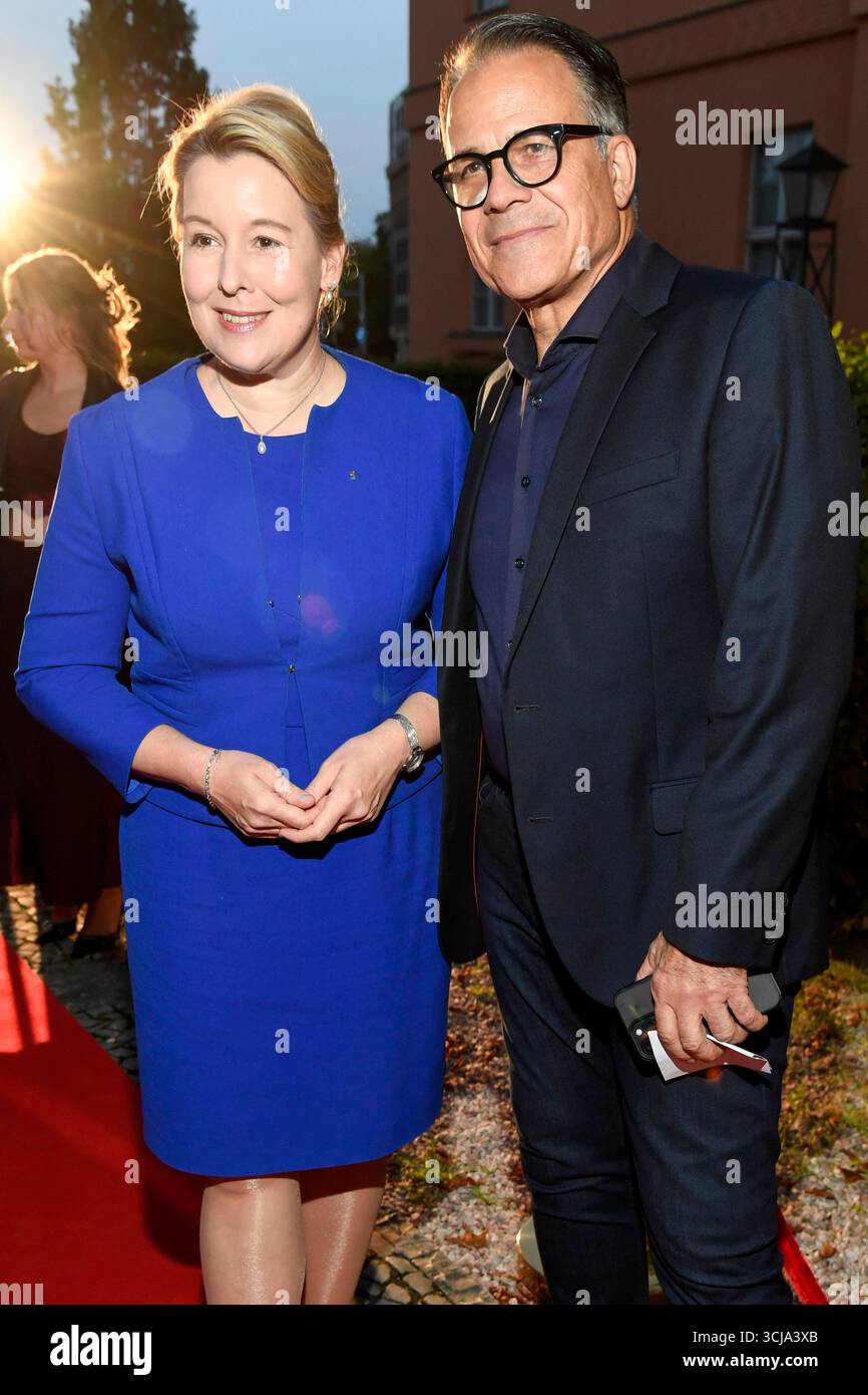 abb Franziska Giffey und Karsten Speck zu Gast bei der Theater Premiere ...