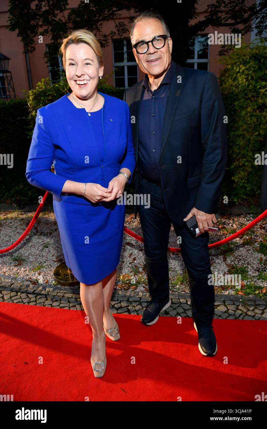 abb Franziska Giffey und Karsten Speck zu Gast bei der Theater Premiere ...