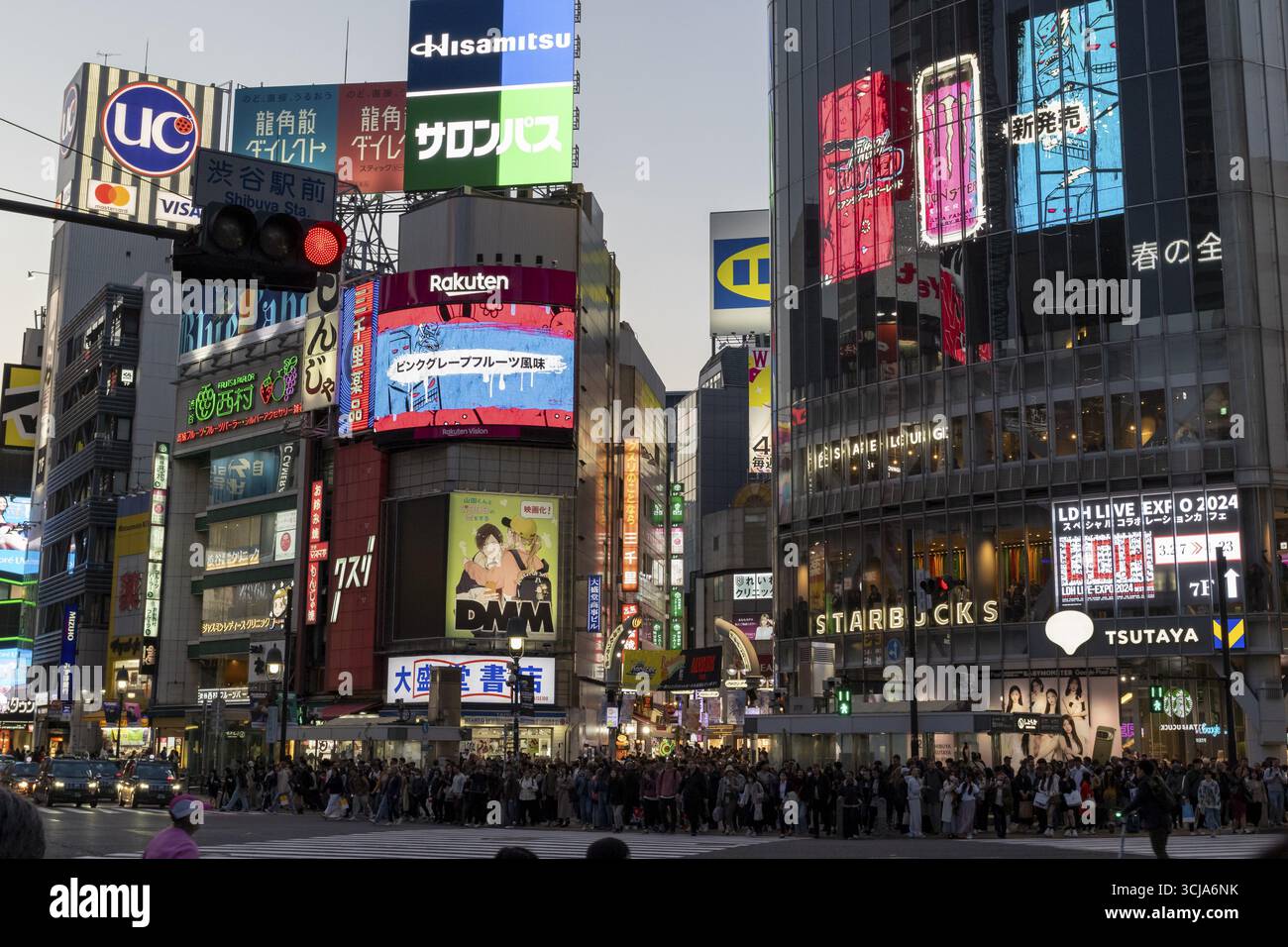 Crowd waiting at the zebra crossing of Shibuya Crossing, world-famous ...