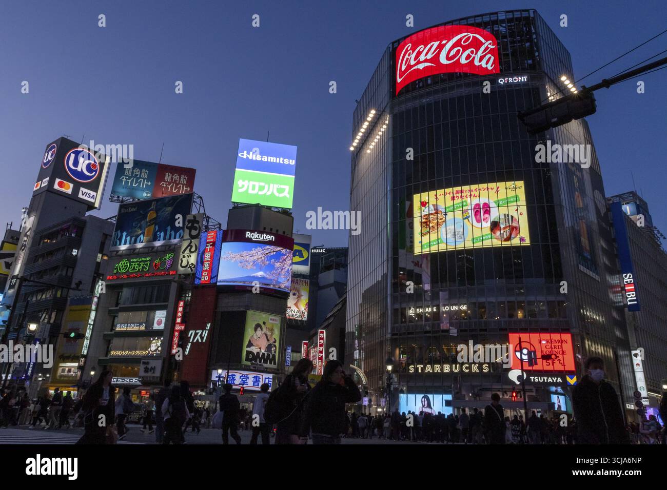 Crowd crossing the zebra crossings of Shibuya Crossing, world-famous ...