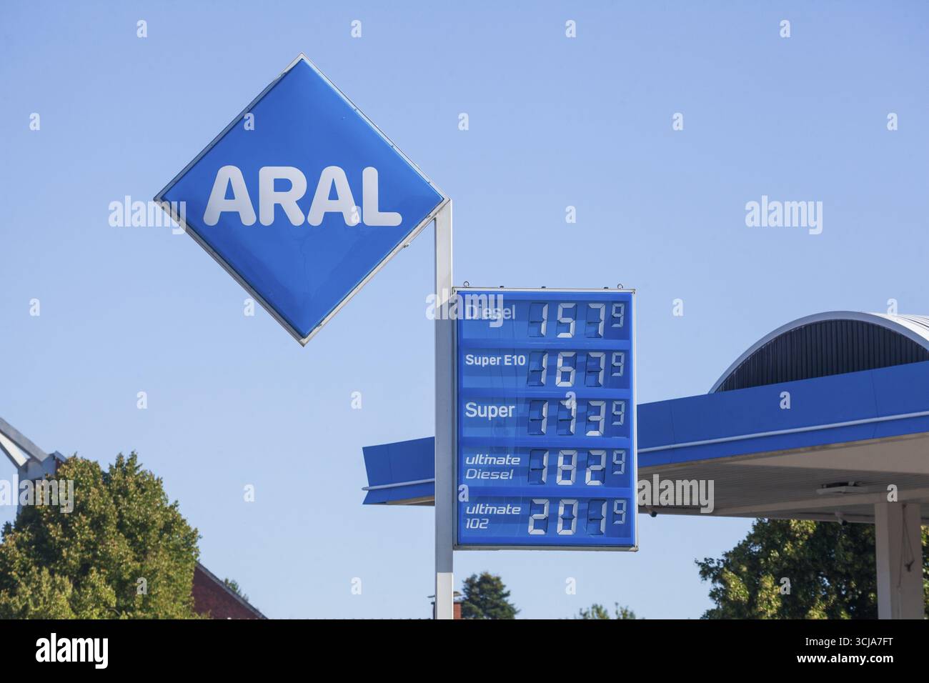 Aral logo and price board at an Aral petrol station, Germany Stock ...