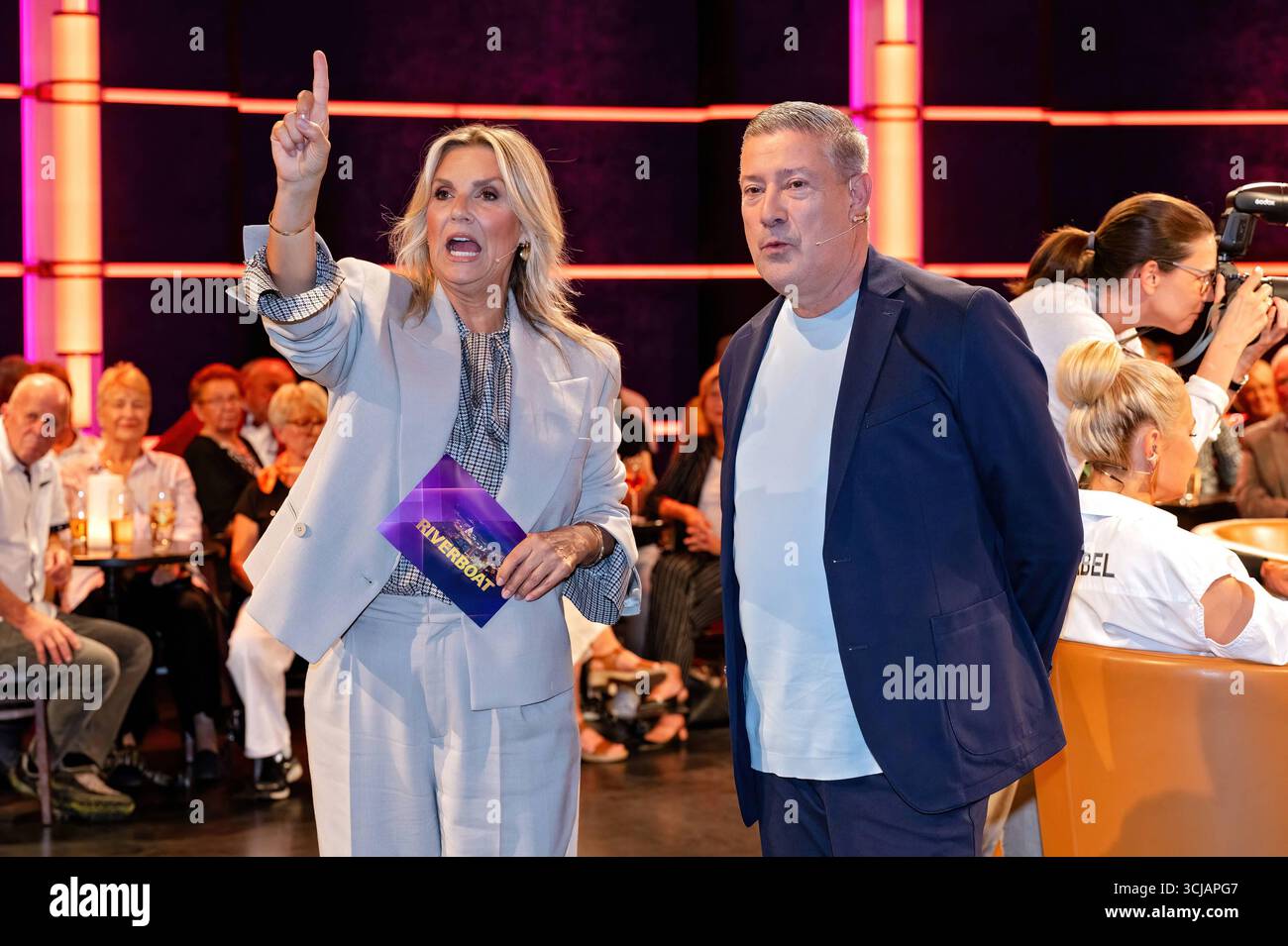 MDR - Riverboat. Moderatorin Kim Fisher und Moderator Joachim Llambi ...