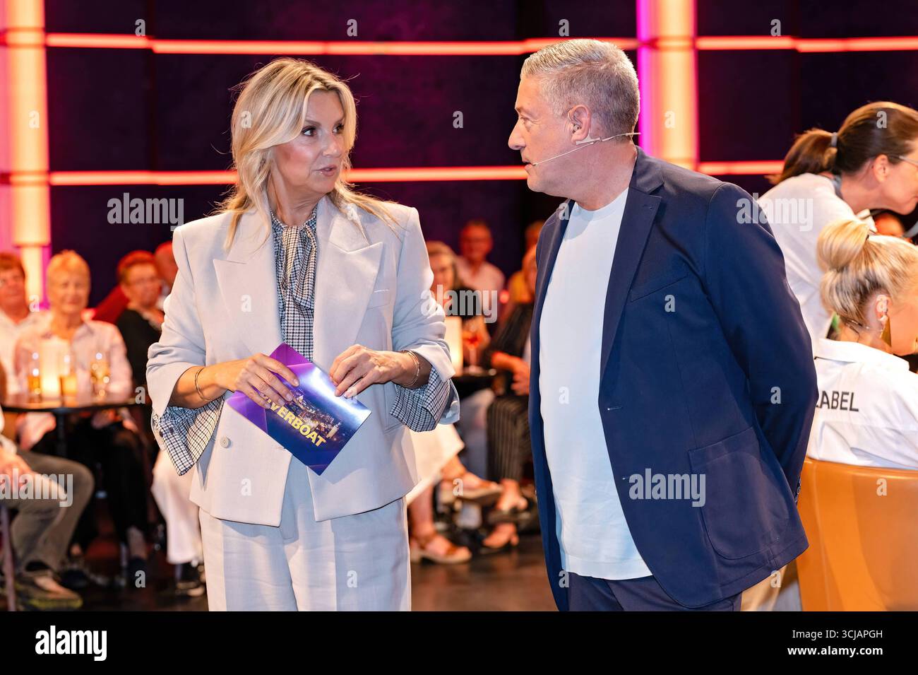 MDR - Riverboat. Moderatorin Kim Fisher und Moderator Joachim Llambi ...