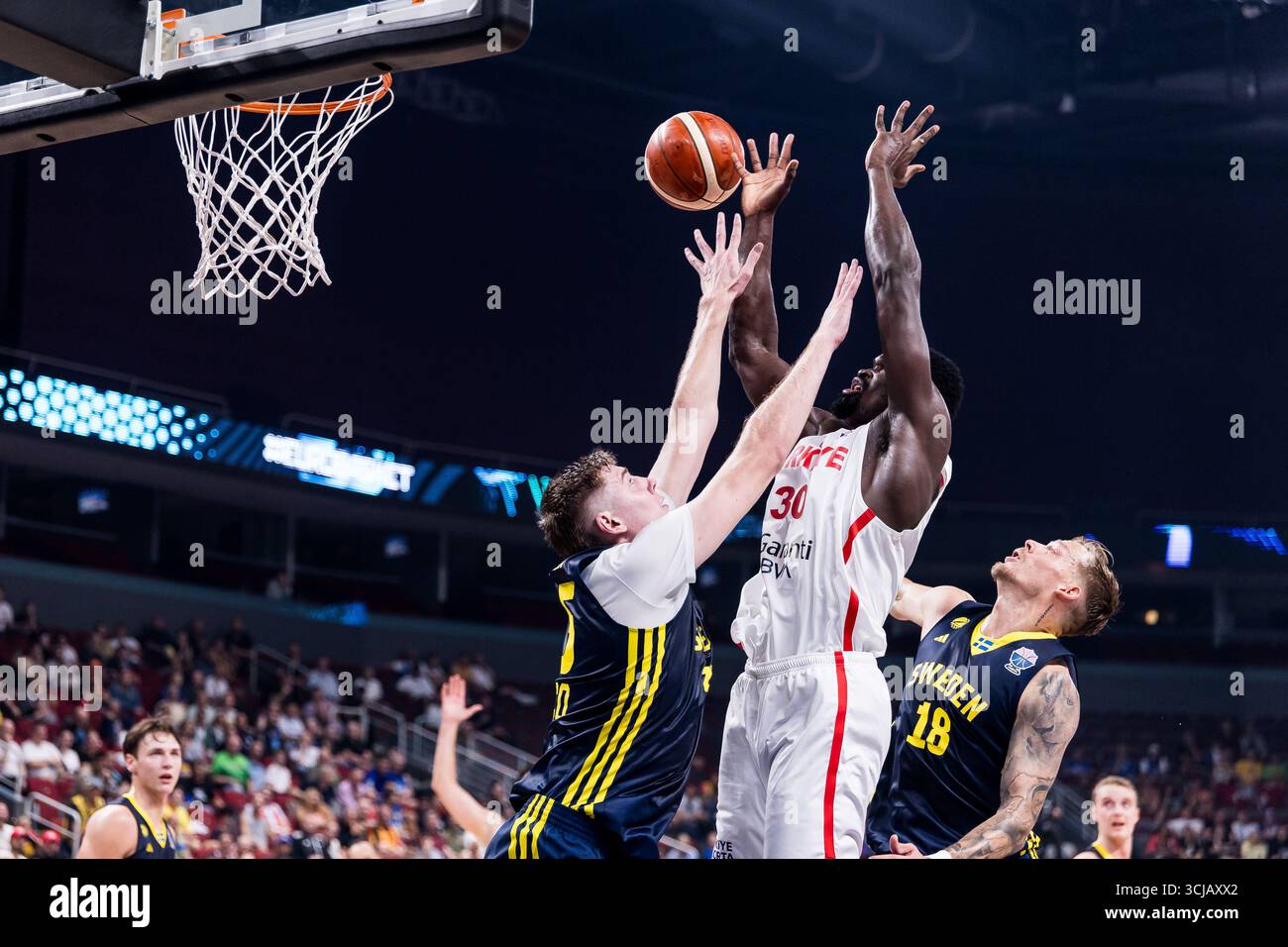 Simon Birgander (Schweden, 35), Adem Bona (T?rkei, 30) am Ball, Viktor ...