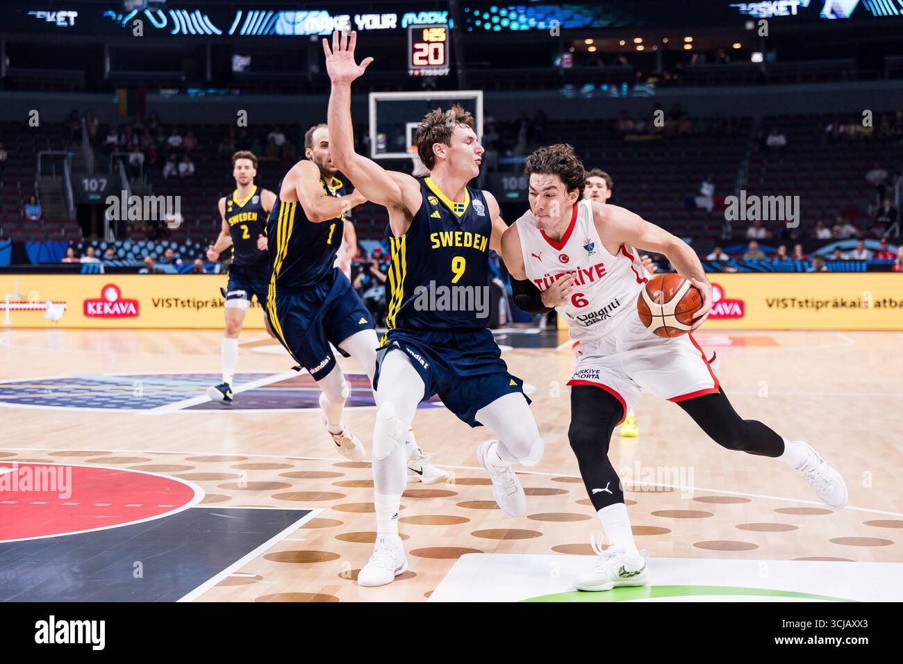 Pelle Larsson (Schweden, 9), Cedi Osman (T?rkei, 6) am Ball FIBA EuroBasket 2025: T?rkei ...
