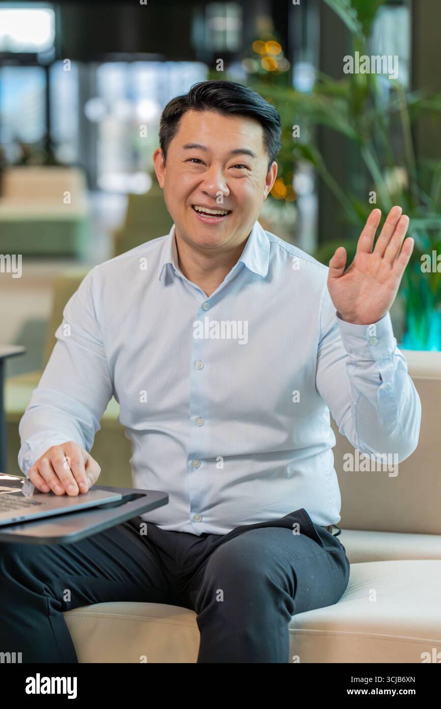 Hello happy chinese businessman employee hi-res stock photography and ...