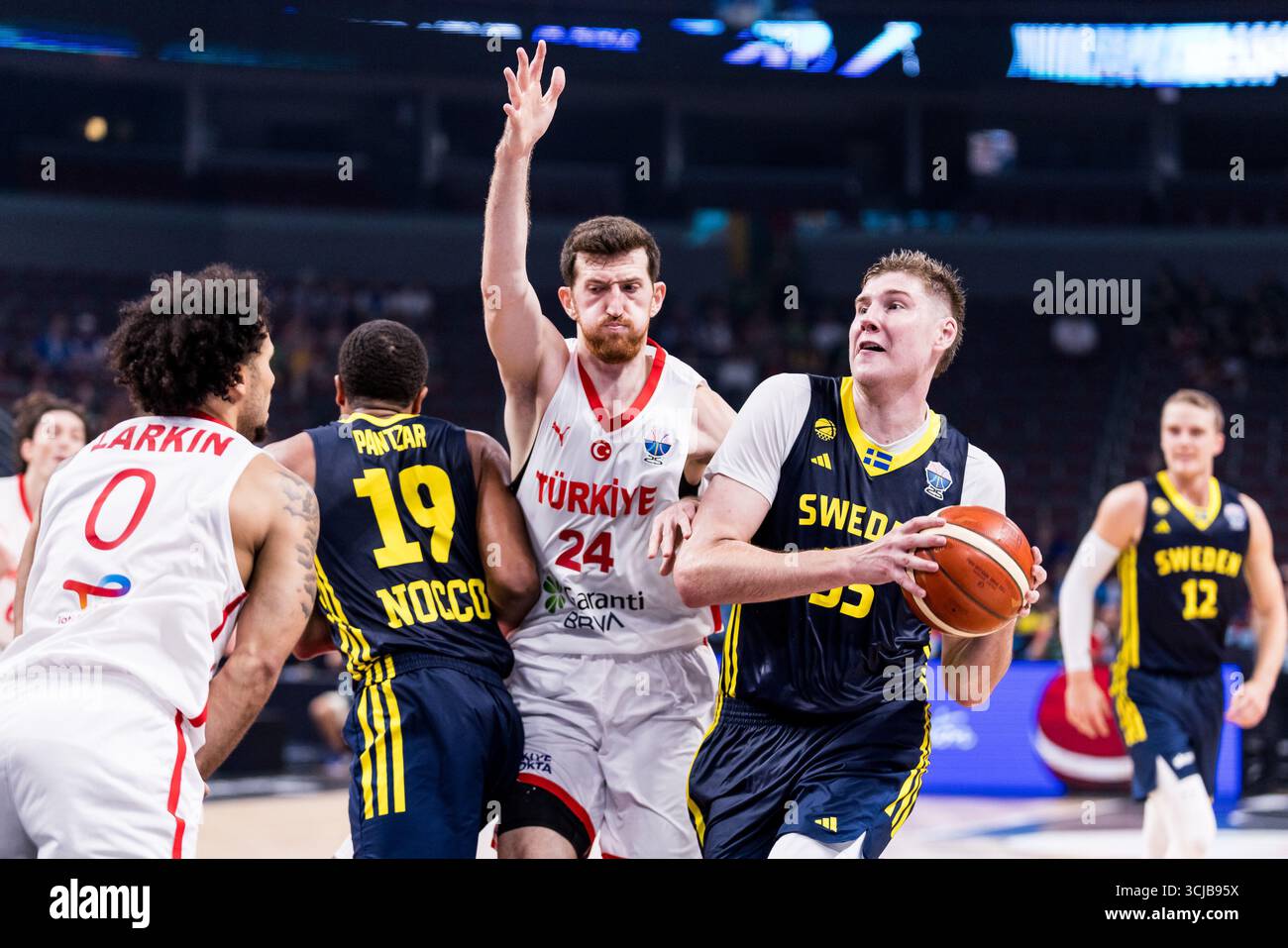 Ercan Osmani (T?rkei, 24), Simon Birgander (Schweden, 35) am Ball FIBA ...