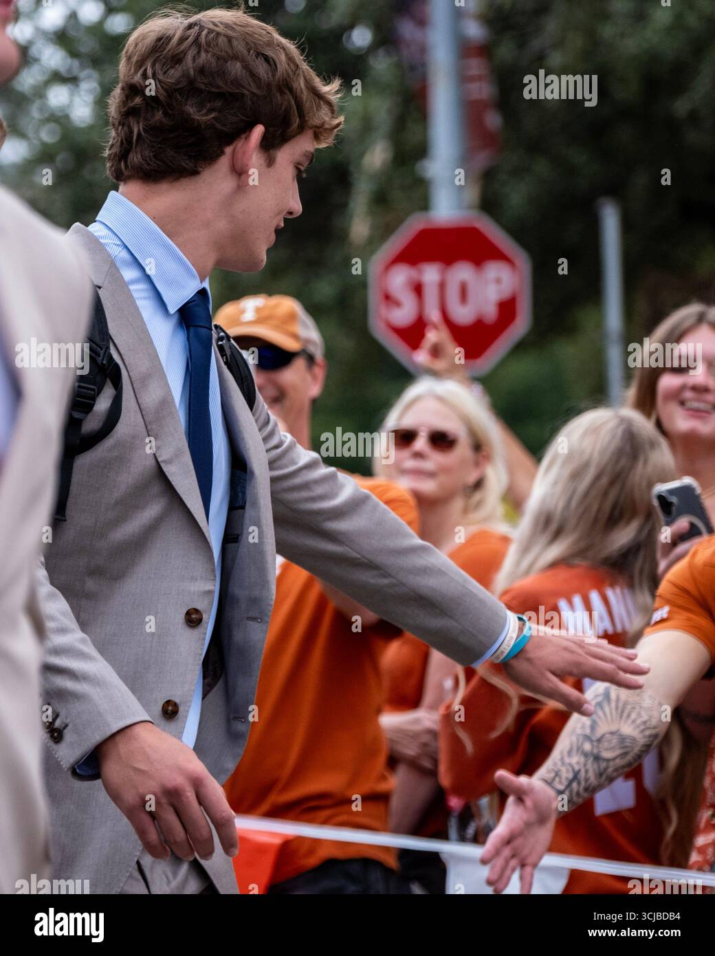Sept 6, 2025. Arch Manning (16) of the Texas Longhorns walks into the ...
