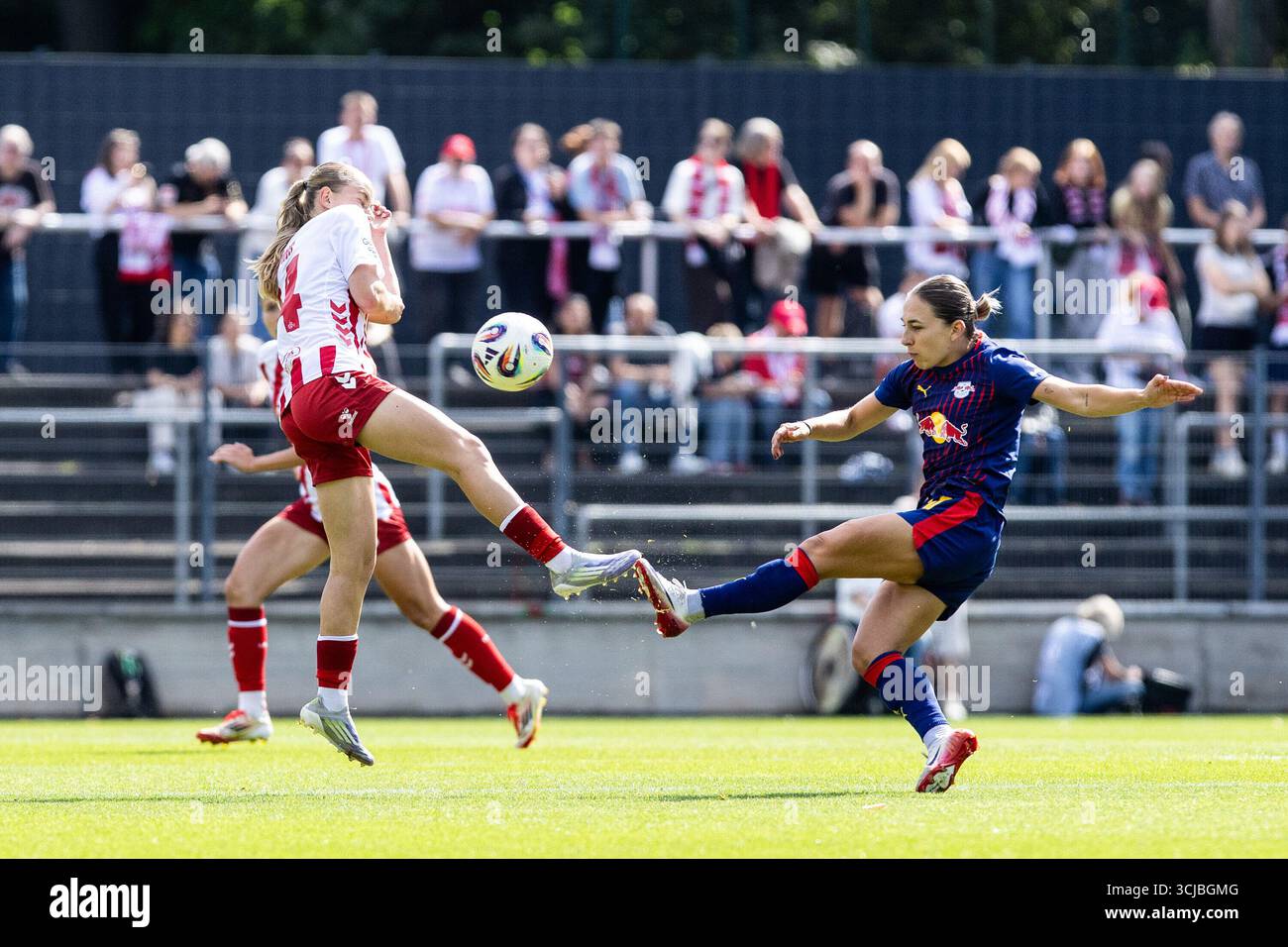Carlotta Imping (1.FC K?ln Frauen, 14), Gina Chmielinski (RB Leipzig Frauen, 10) Google Pixel ...