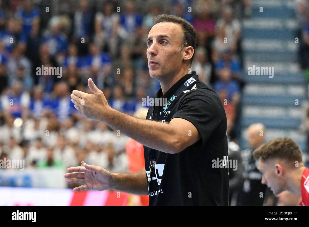 Roberto Garcia Parrondo (MT Melsungen Trainer) gestikuliert GER, VfL ...