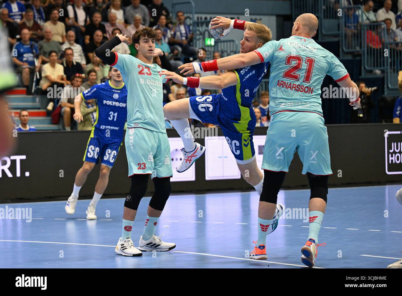 Ellidi Vidarsson (VfL Gummersbach 4) gegen Marti Soler Biescas (MT Melsungen 23) und Arnar Freyr ...