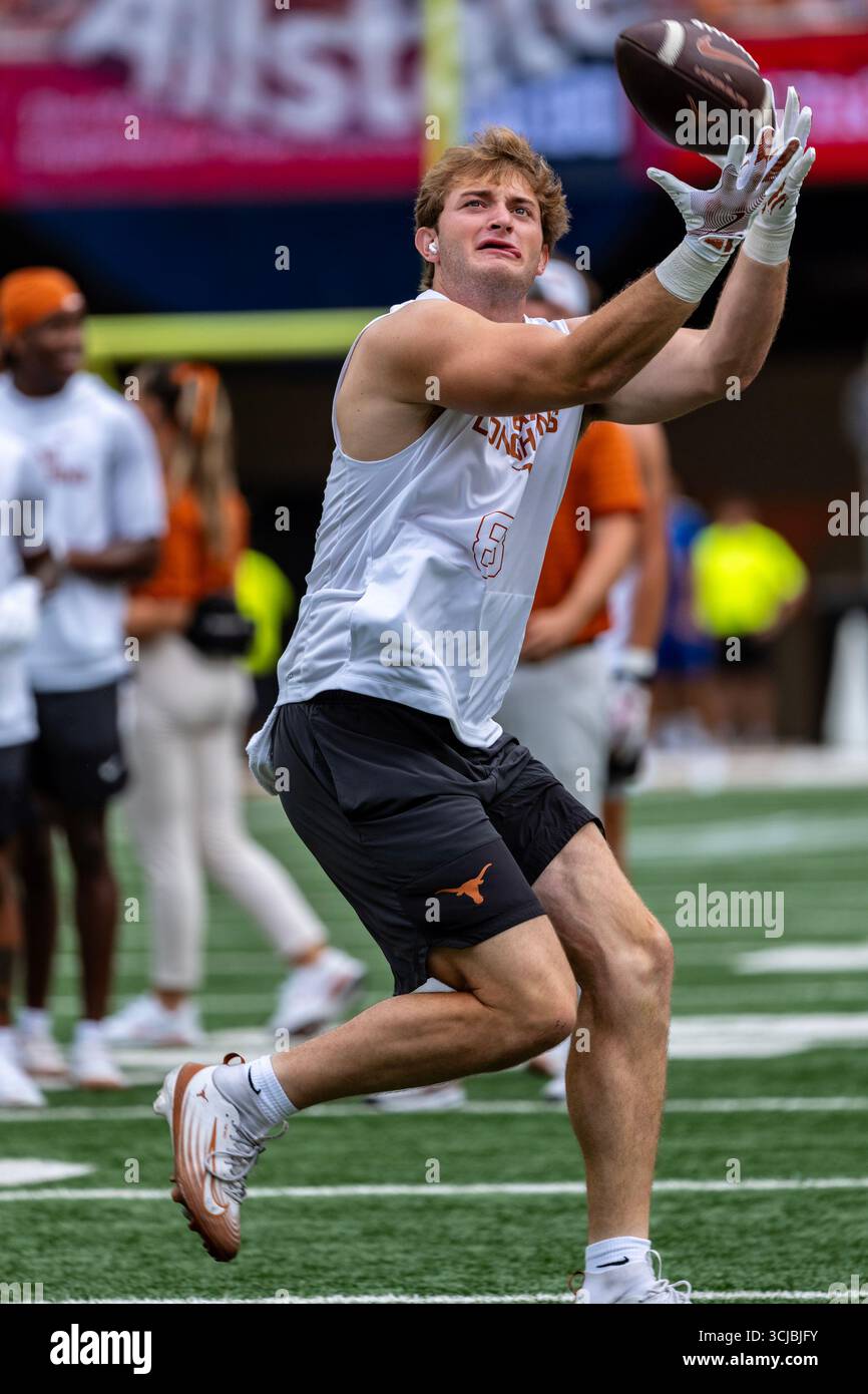 Sept 6, 2025. Jack Endries (88) of the Texas Longhorns in pregame ...