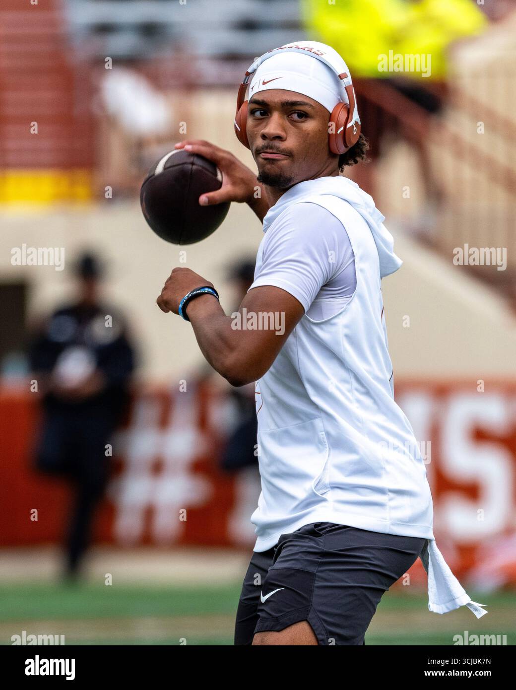 Sept 6, 2025. Karle Lacey Jr (8) of the Texas Longhorns in pregame ...