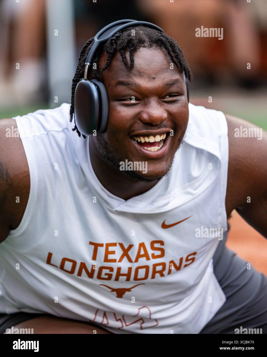 Sept 6, 2025. Travis Shaw (44) of the Texas Longhorns in pregame ...