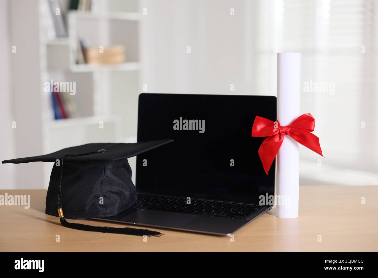 Graduation cap laptop copy hi-res stock photography and images - Alamy