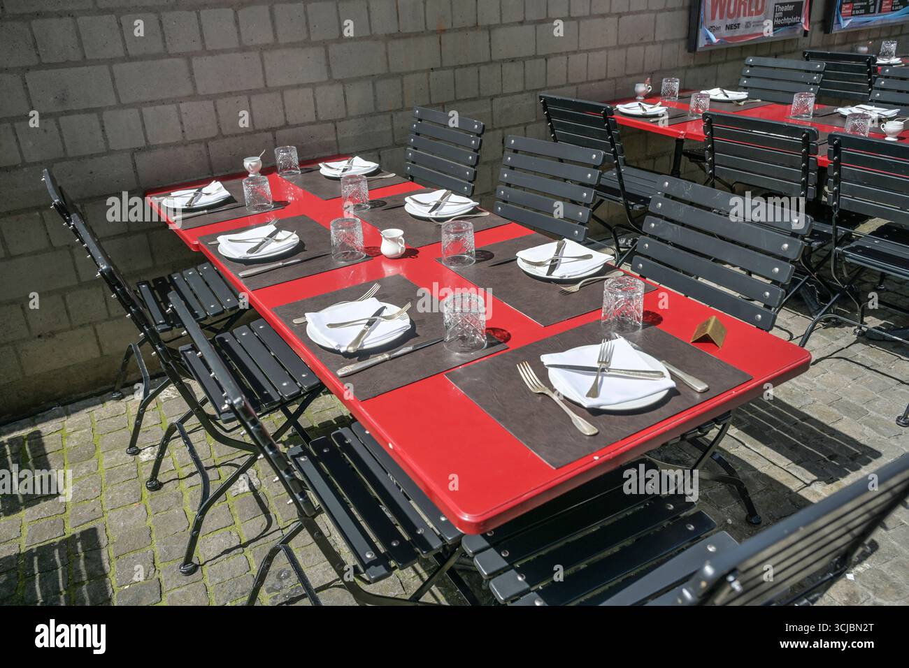 Leerer Tisch, gedeckt, Besteck, Teller, Vorbereitung für Mittagsessen ...