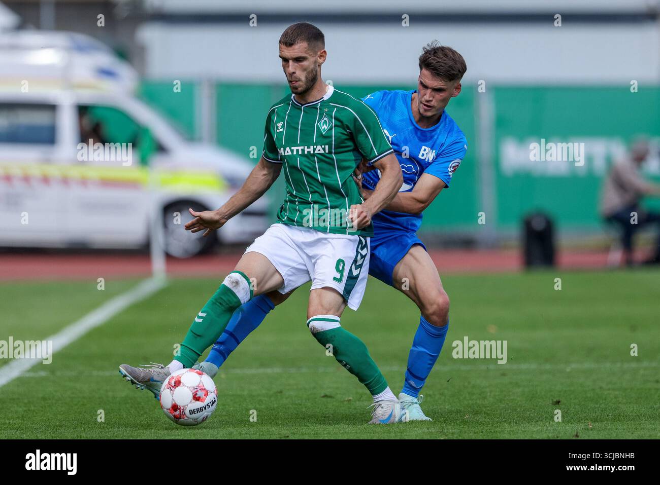 v.li.: Christian Stark (SV Werder Bremen II, 9) und Luca Zander (Blau ...