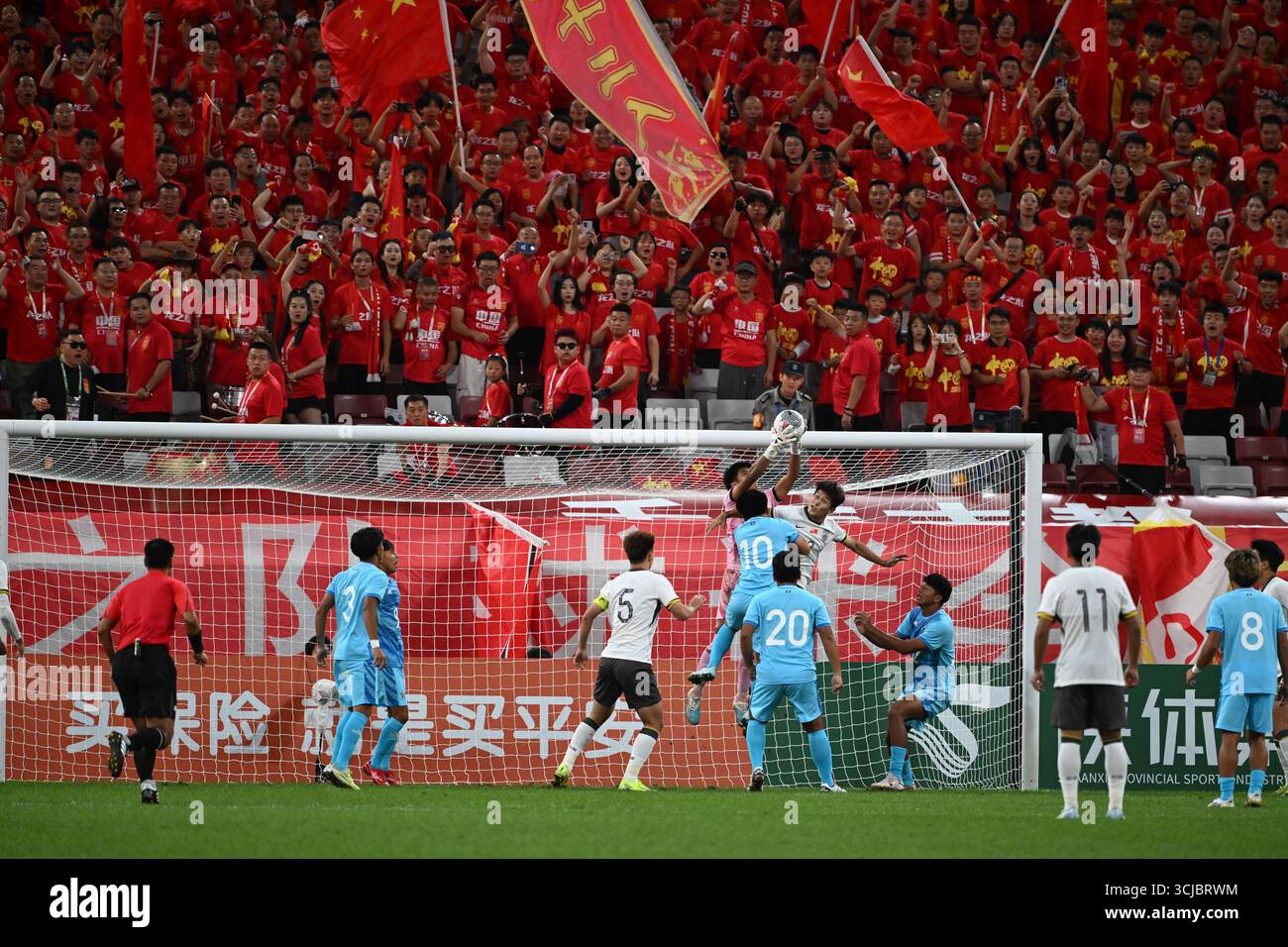 Xi'an, China's Shaanxi Province. 6th Sep, 2025. Merrick Toves (top ...